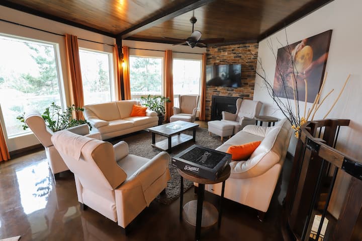 Marleau's Harbour W Hot Tub & Sauna (4 Seasons) - Manitoba