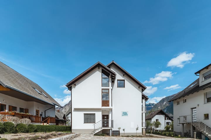 Julian Manor 2 Bedroom Apartment With Balcony - Bovec