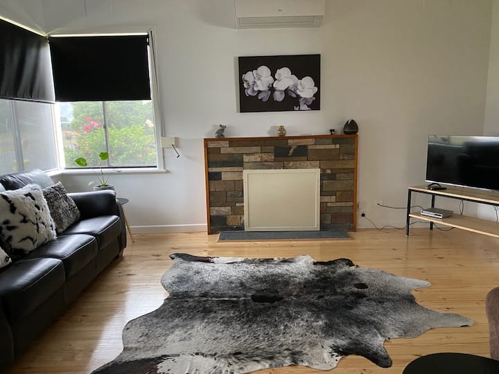 Modern Comfort In Heywood - Pet Friendly - Heywood