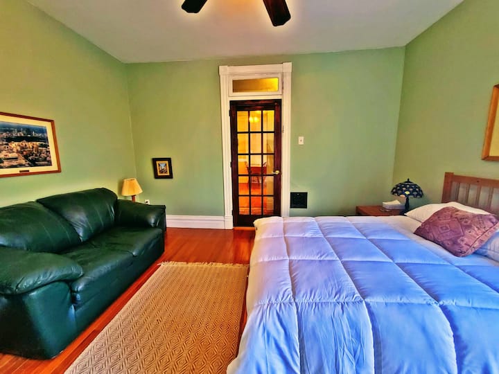 Queen Suite, Bath, Sofabed, Kitchenette Balconies. - Pittsburgh, PA