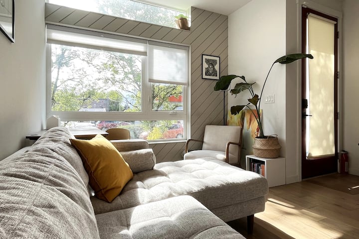 Bright And Cozy, Modern Town Home | Roof Top Deck - Seattle, WA