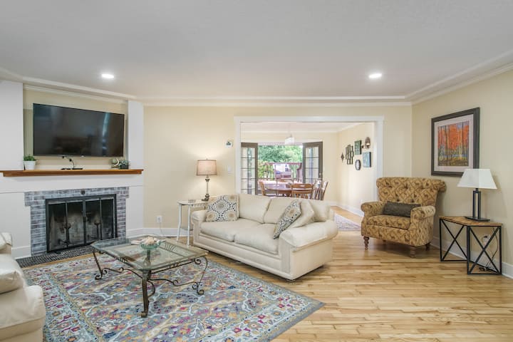 Vancouver Retreat | Large Deck & Yard, Prime Spot - Vancouver, WA