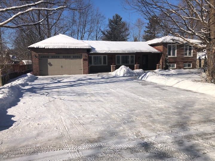 Luxe Villa With Sauna And Hot Tub @ Lake Simcoe - Georgina