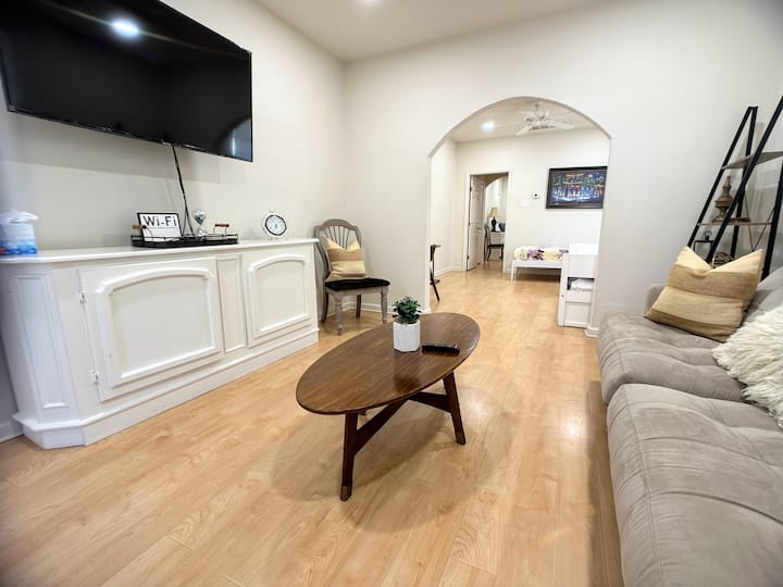 Mid-city Apartment 10 Mins Away From Downtown - Metairie, LA