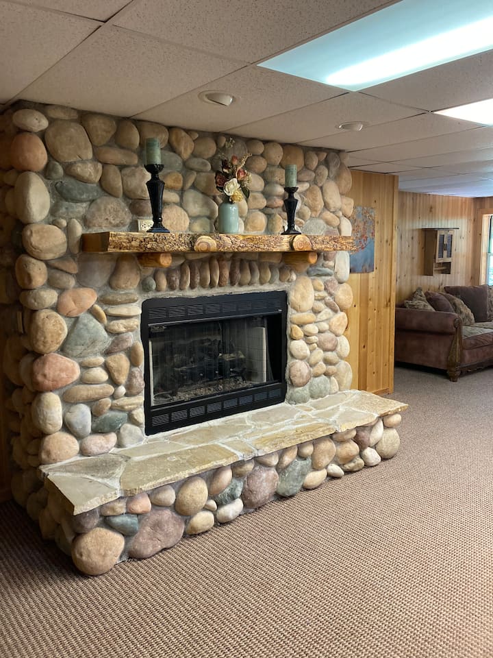 River Rock Airb&b - Sky Scraper, Farmington