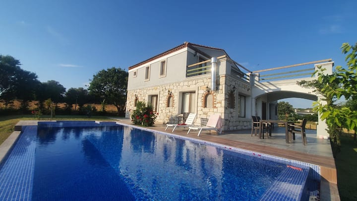 ÇEşme Kuşlubağ Havuzlu Taş Konak. Deniz Manzaralı - Çeşme
