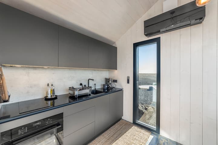 Grænn Glass Cottage W/ Hot Tub & Lava Field Views - Islande