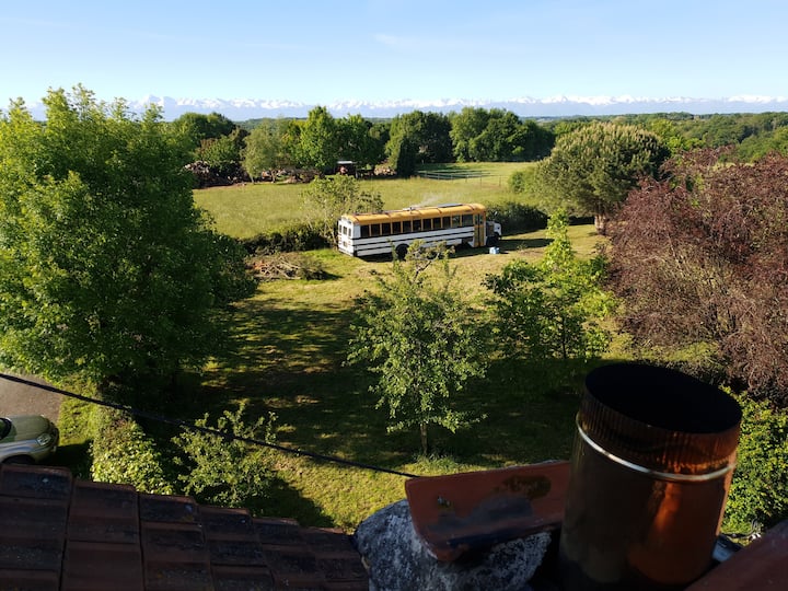 Traditional Farmhouse & American Bus (Skoolie) - Vic-en-Bigorre