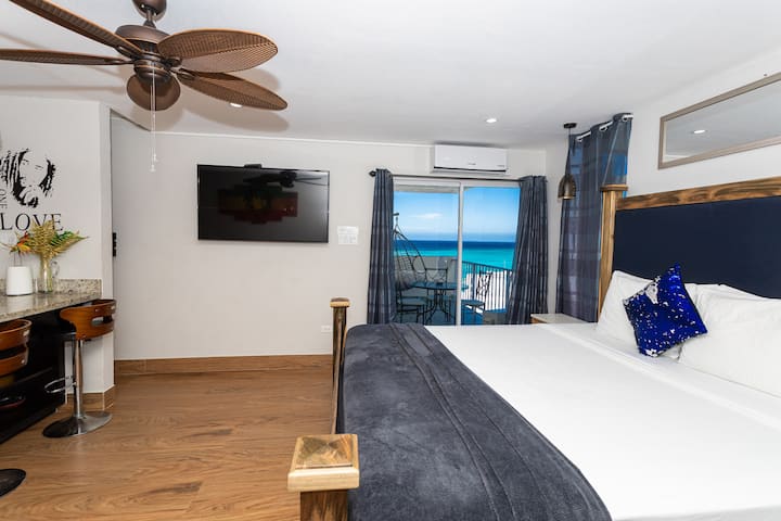 Beach View Balcony Vacation Condo Best Location - Montego Bay