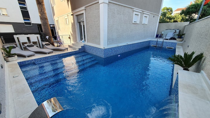 Villa Luka (Apartment No3) Luxury, Heated Pool - Novalja