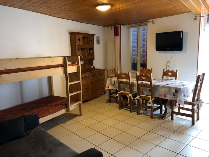 Rez De Chaussée De 50m2 Dans Une Jolie Résidence - Murol