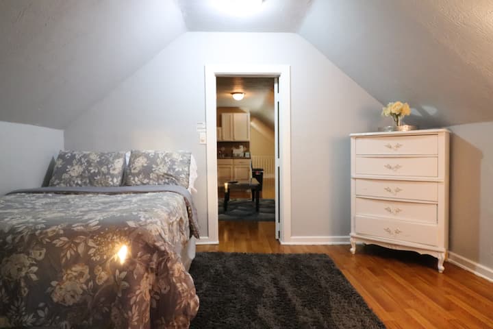 Tiny Gem Studio - Downtown Close - Detroit, MI