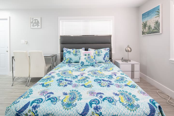 Modern Studio /1 Block Walk To Beach/fll/mia - Hollywood, FL