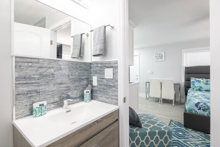 Modern Studio /1 Block Walk To Beach/fll/mia. - Hollywood, FL