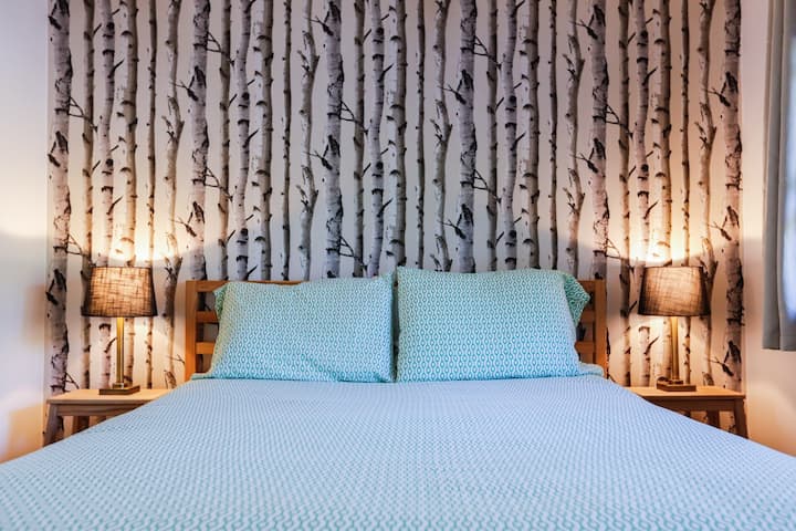 Queen Room, Merrybell Motel Near Camden & Belfast - Warren Island State Park, Islesboro