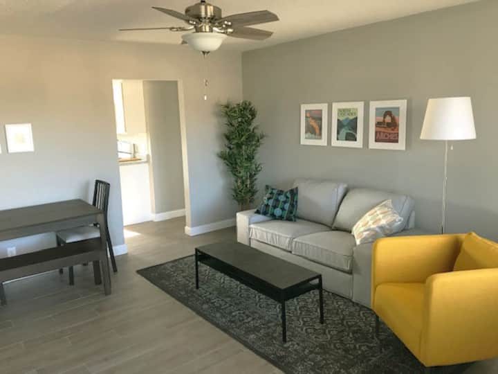 Bright 2 Br/1 Ba Near Peoria Hospitals (Apt B) - Peoria, IL