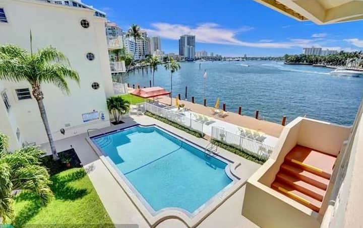 Absolute Waterfront Haven, Walk To The Beach - Fort Lauderdale, FL