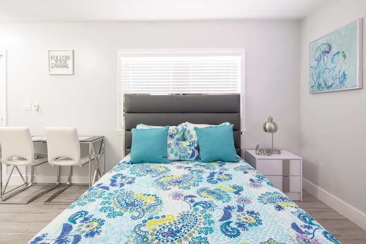 New Modern Studio #1 Walk To Beach Parking/wifi. - Hollywood, FL