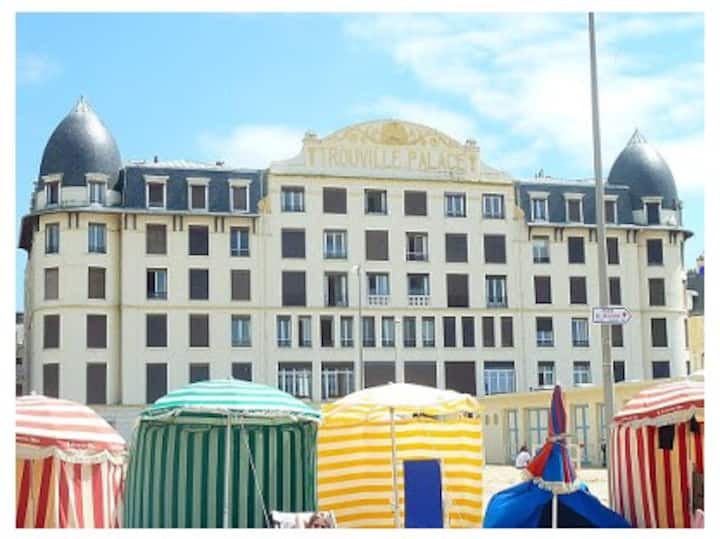 Spot Historique Sur La Plage Et Ses Restaurants - Trouville-sur-Mer