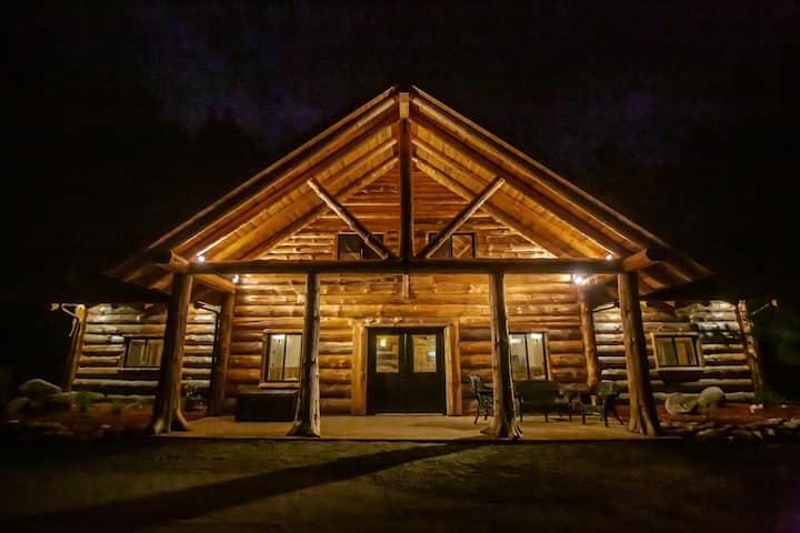 Dojo Custom Log Retreat: Sleeps 20 W/ Beds - Park Rapids, MN