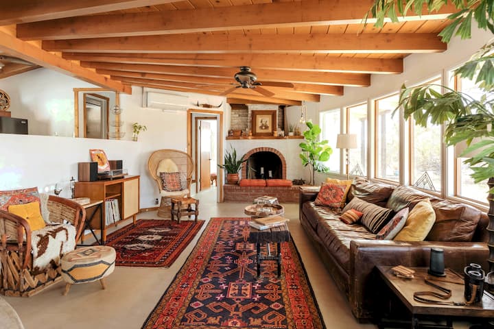 The Sparrow Lodge: Int. Designer's Dream + Hot Tub - Yucca Valley, CA