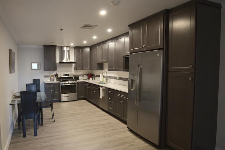 Perfect Location! Modern Hyannis Center Apartment! - Barnstable, MA