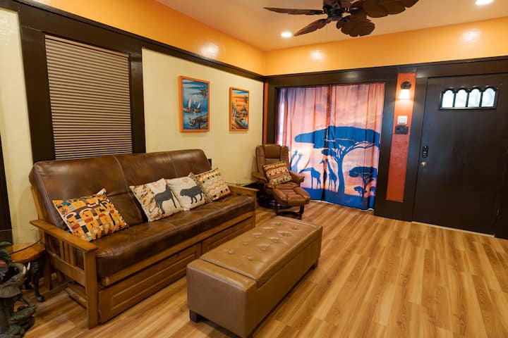 Fun Family & Pet Friendly Home 1 Mile To Beach - Long Beach, CA