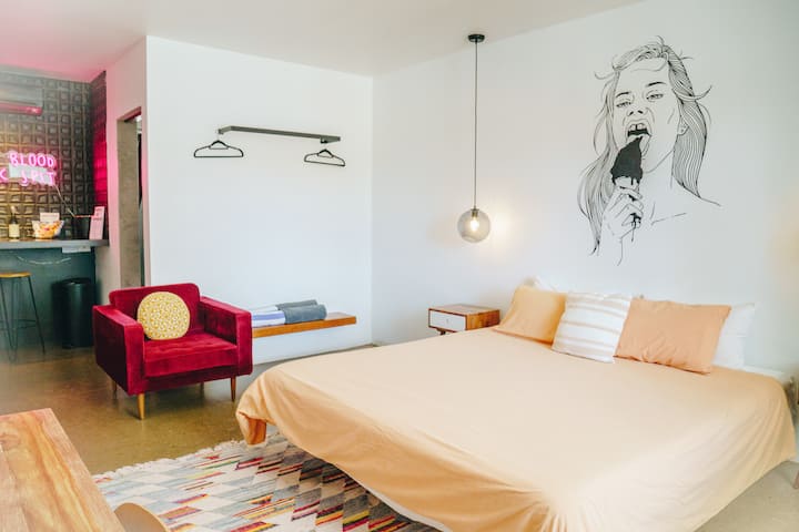 King Room - The Pink Hotel Coolangatta - Coolangatta