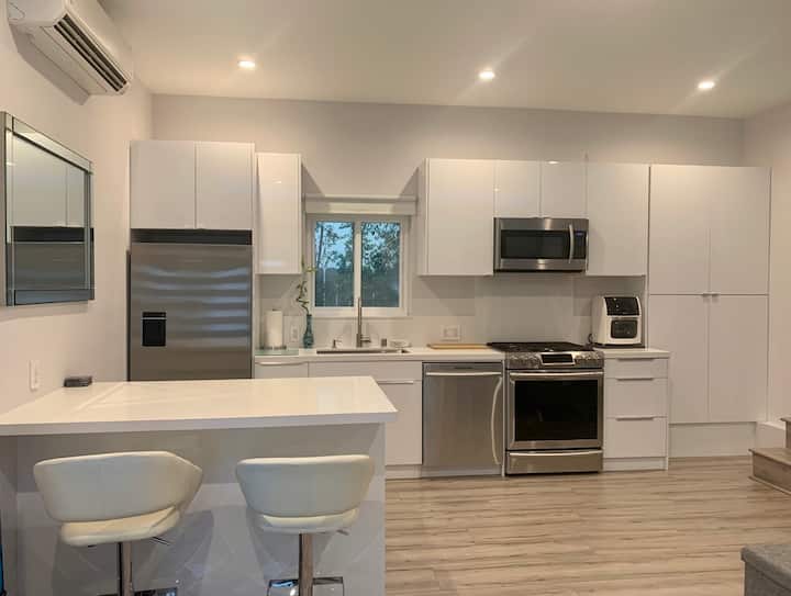 New Studio Toluca Lake! 5 Min To Universal Studios - Los Angeles, CA