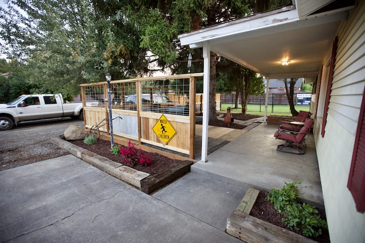 Centrally Located Redmond Retreat With Pool Table - Redmond, OR