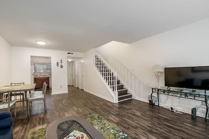 Perfect View 2 Bdrm/1.5 Bath For 1- 4 People. - Tuscaloosa, AL