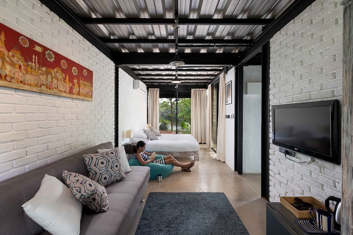 Kozy's Canvas-
Lake & Pool View Suite - Srí Lanka