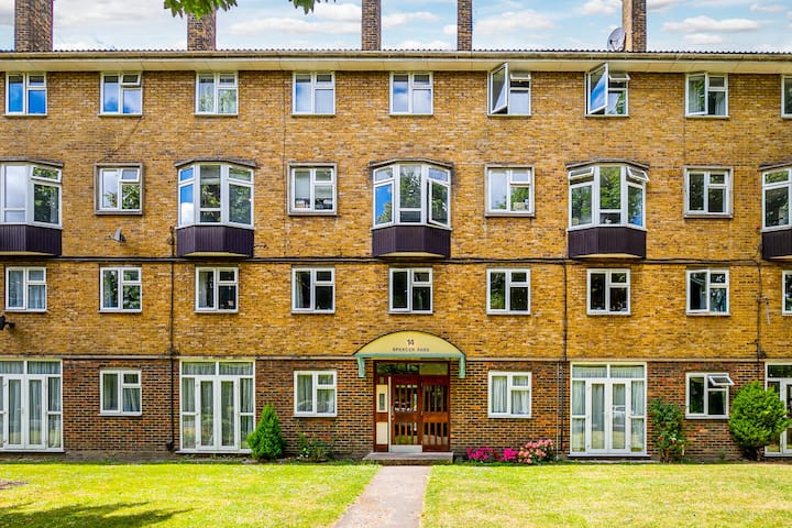 Lovely 3-bedroom Flat In Battersea - Surbiton