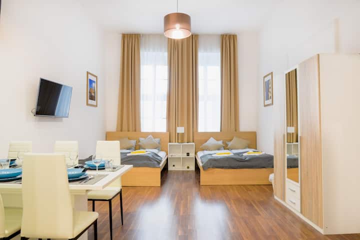 Big 3br 1.5bathr Residence W. Ac At Gozsdu Central - Budapest