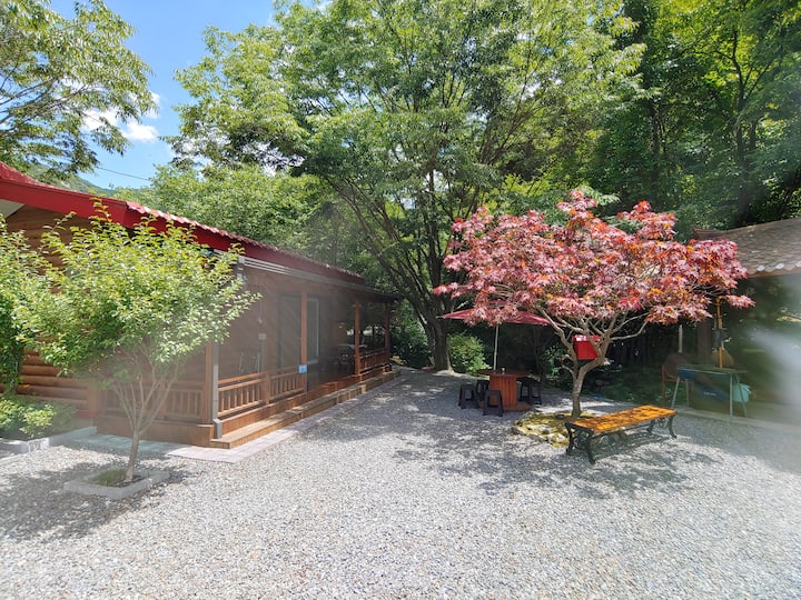 느티나무골펜션 '운일암'"민들레집" 숲경치와 넓은 정원, 계곡물이 흐르는 휴식공간~ - South Korea