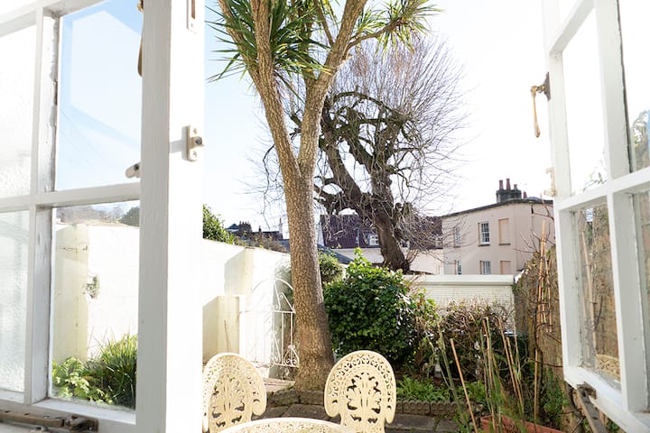 Sunny Garden Flat With Parking In Great Location - Bristol
