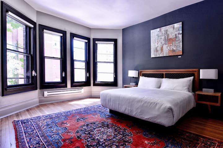 Classic King | Spacious | Downtown 1 Min | Pets Ok - Milwaukee, WI