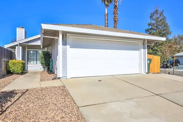 Elk Grove, Ca. Cozy Home With Garage - Elk Grove, CA