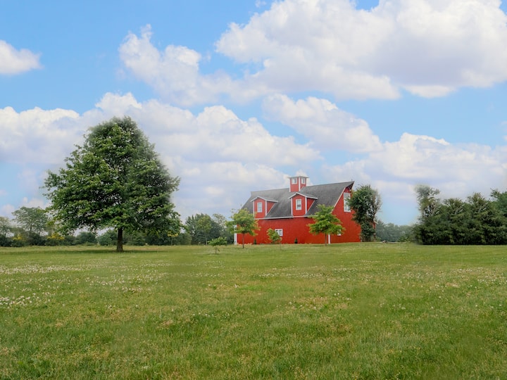 Charming Red Barn Loft With Beautiful Country View - Edison, OH