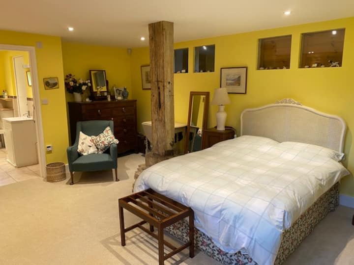 Rural-bedroom Ensuite In Barn-bramley ,Surrey, Uk - 고덜밍