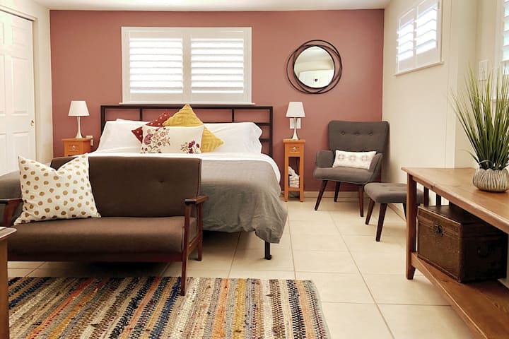 Private Guest Suite: Cute, Clean, Quiet | Nob Hill - Albuquerque, NM