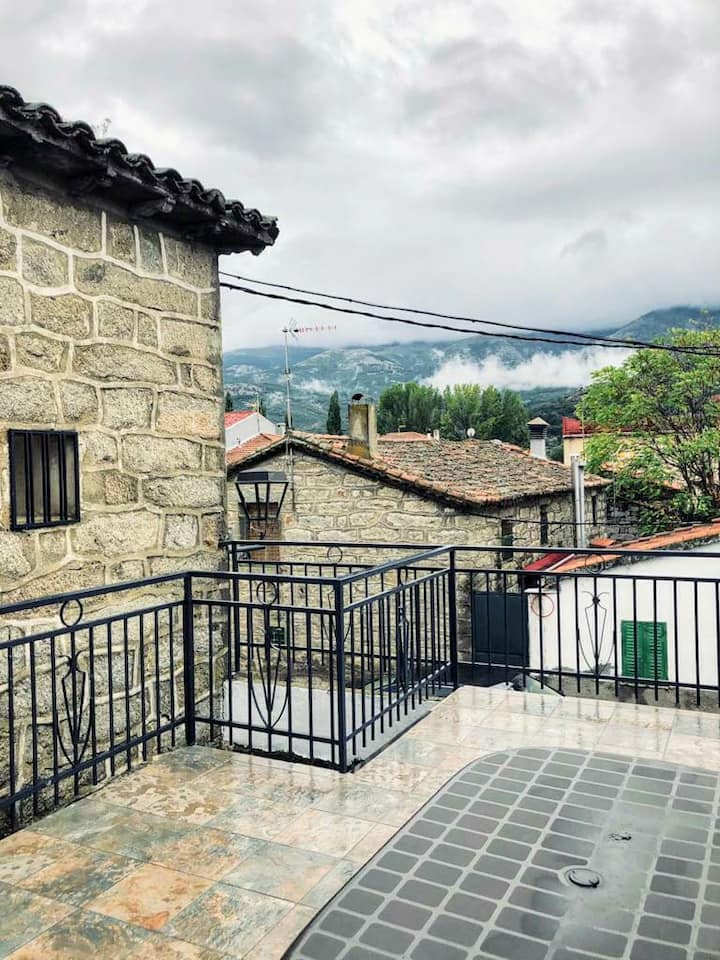 Casa De Piedra Con Terraza Y Patio, De Dos Plantas - Navaluenga