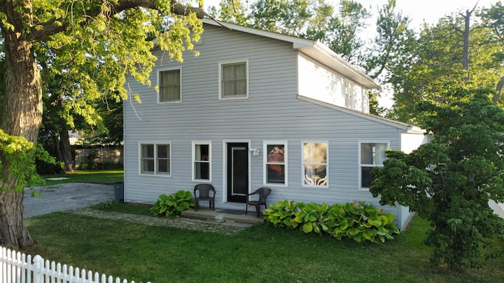 5 Bedroom Lakeside Vacation Rental Home Sleeps 12 - Houses for Rent in ...