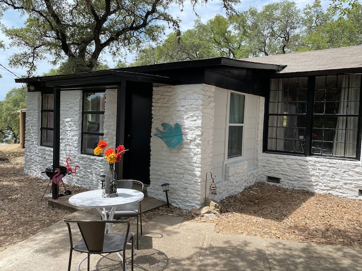 Flamingo Cottage Steps Away From Pedernales River - Spicewood, TX