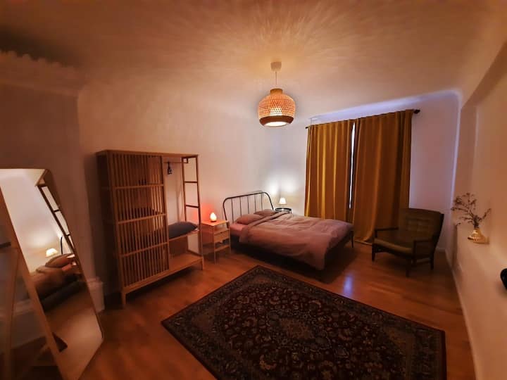 Large Renovated Aprt. W/ Queen Bed, Bath & Sunsets - Riga