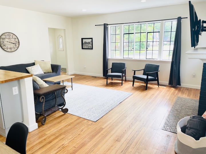 Fully Renovated Large Home For Groups & Families - Grosse Pointe, MI