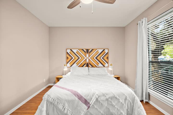Stylish Comfort | Atx Condo | Close To Soco | W/d - Austin, TX