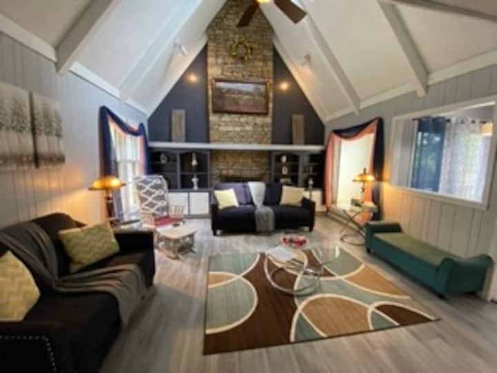 Large Home In Overland Park - Overland Park, KS