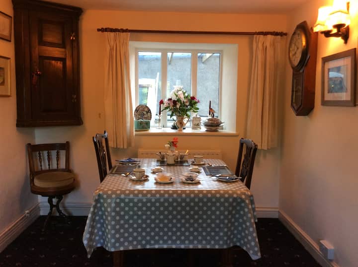 Beautiful Farmhouse Four Poster Bed With Breakfast - Plymouth