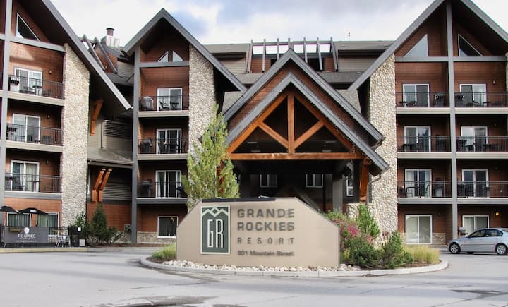 Scenic 2bd 2bth Pool Slide Gym Walk To Dt Luxury - Canmore